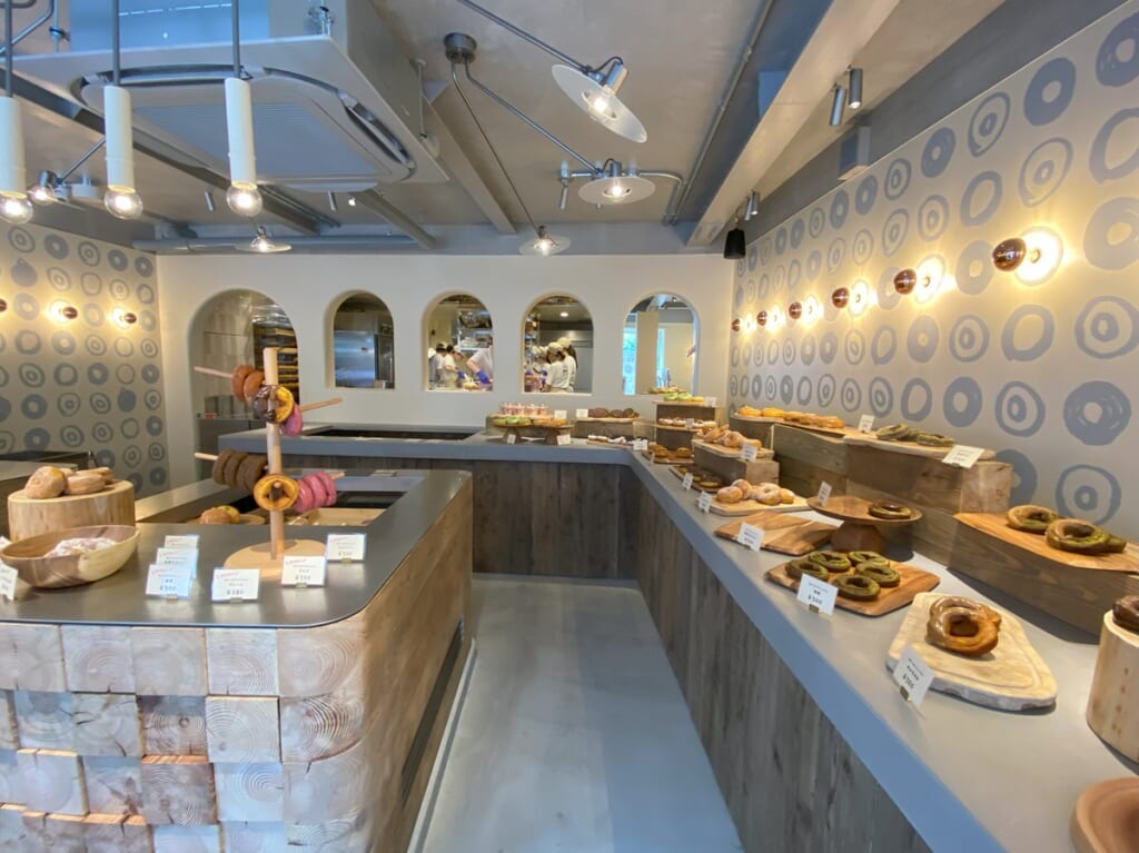 【目黒区】生ドーナッツ専門店「We Love Donut（ウィーラブドーナツ）自由が丘店」のお味を一足お先にチェック。お食事系もおいしいふわもち生ドーナッツ | 号外NET 目黒区