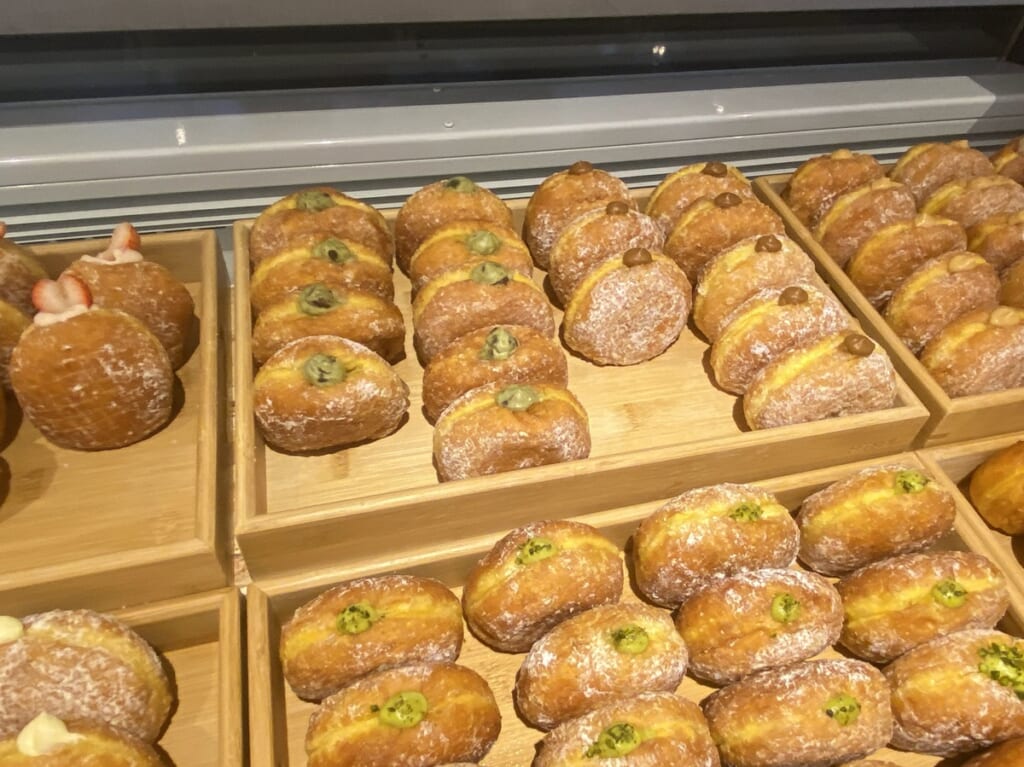 【目黒区】生ドーナッツ専門店「We Love Donut（ウィーラブドーナツ）自由が丘店」のお味を一足お先にチェック。お食事系もおいしいふわもち生ドーナッツ | 号外NET 目黒区