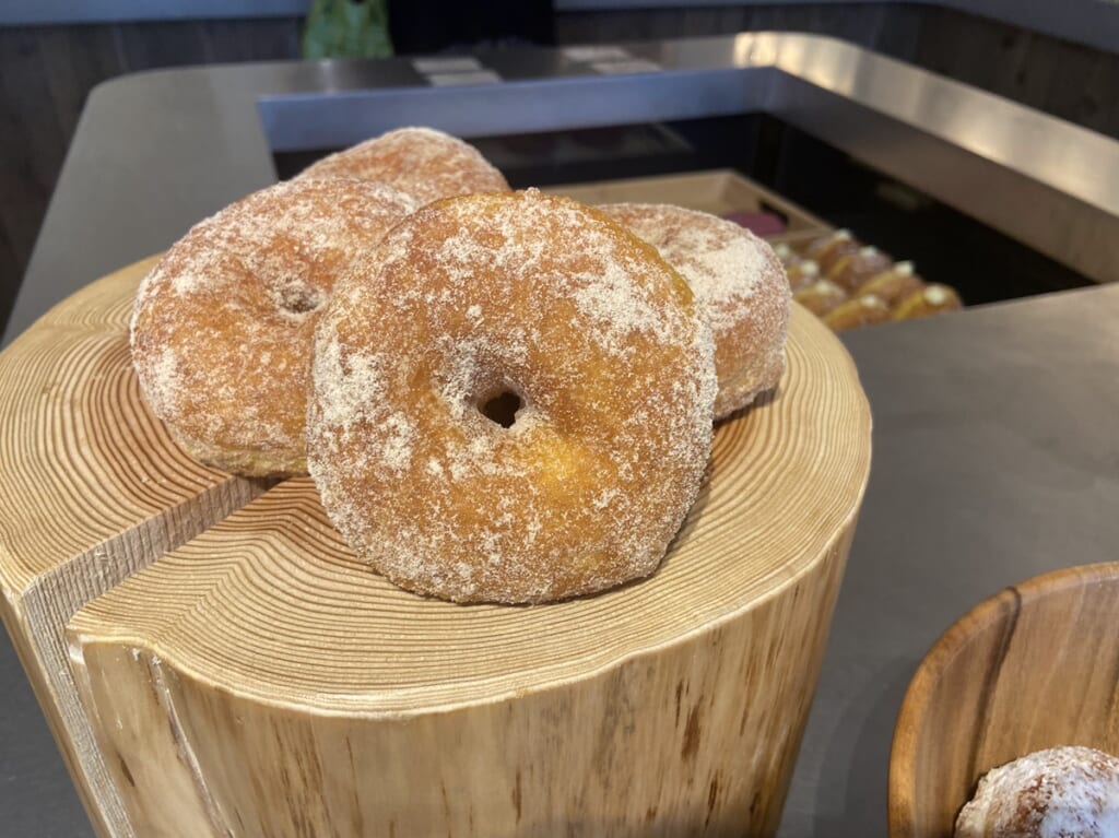 【目黒区】生ドーナッツ専門店「We Love Donut（ウィーラブドーナツ）自由が丘店」のお味を一足お先にチェック。お食事系もおいしいふわもち生ドーナッツ | 号外NET 目黒区