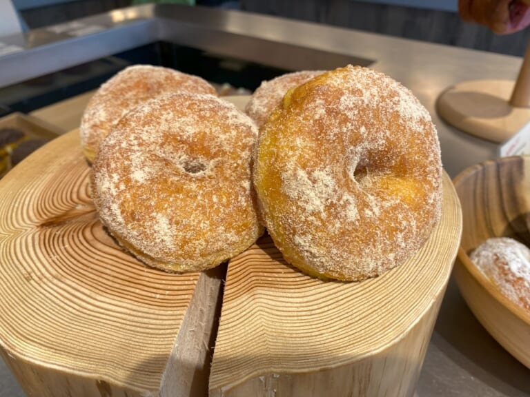 【目黒区】生ドーナッツ専門店「We Love Donut（ウィーラブドーナツ）自由が丘店」のお味を一足お先にチェック。お食事系もおいしいふわもち生ドーナッツ | 号外NET 目黒区